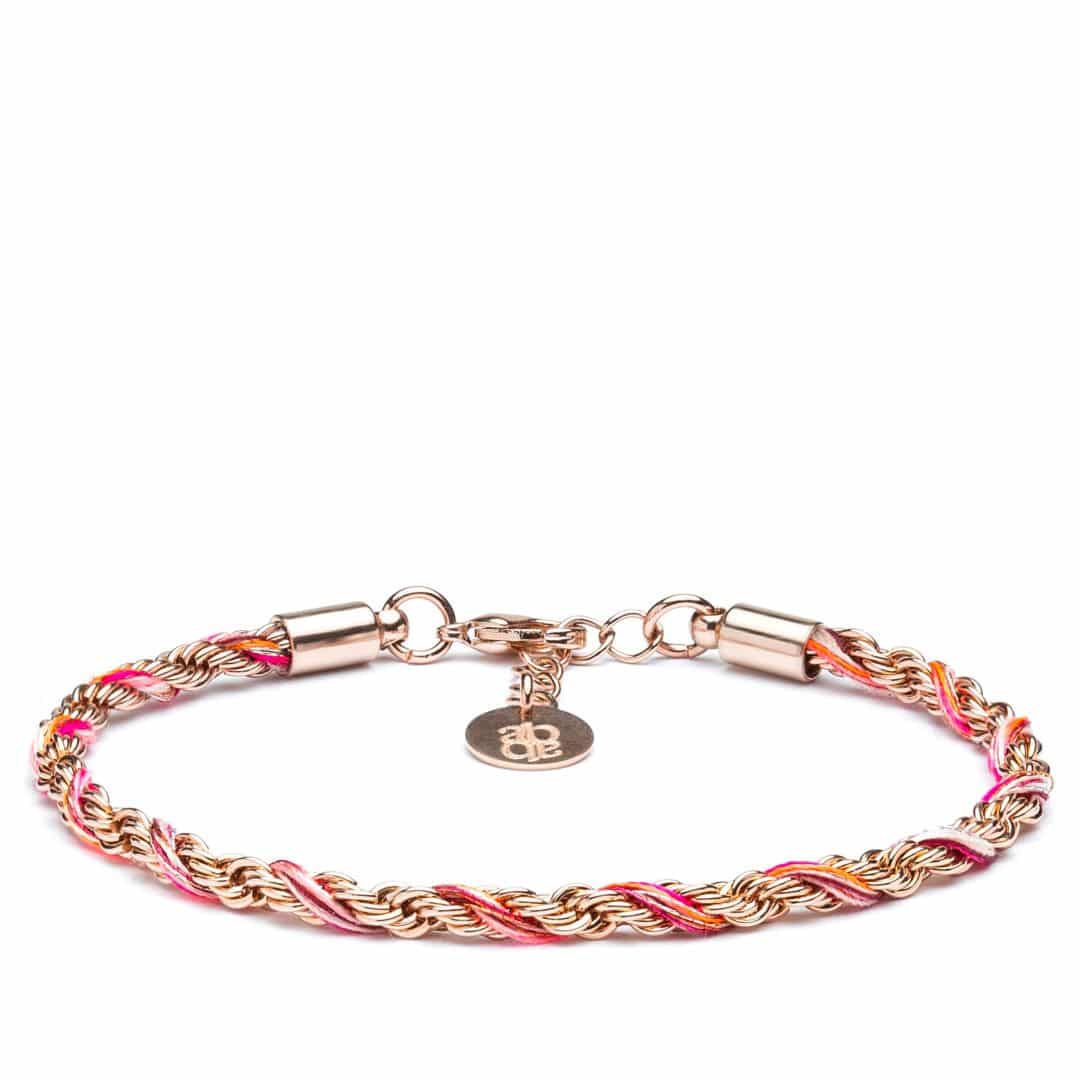 Ce bracelet or rose fait à la main dans des ateliers parisiens